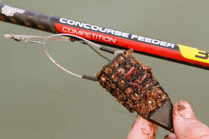 Feeder horgászat: Gilisztával nagy dévérekre olvasd te is az XFish ...